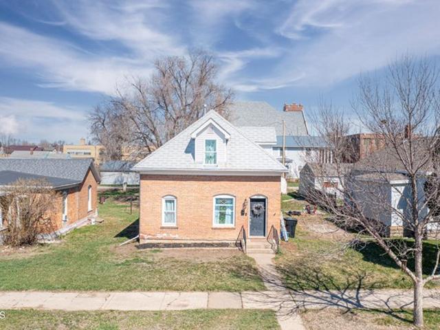 106 5th St W, Williston, ND 58801