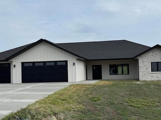 106 Caleb Ct, Parker, SD 57053