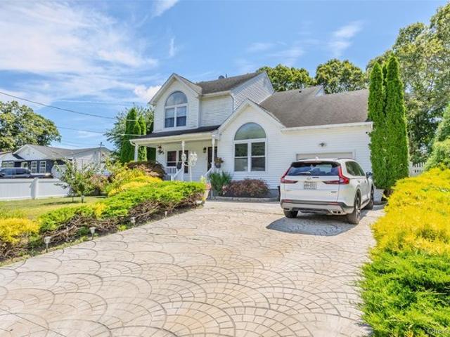 106 Chanel Dr E, Shirley, NY 11967
