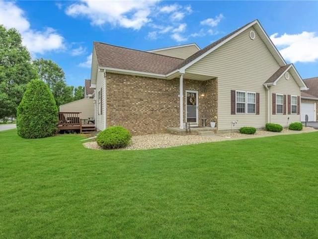 106 Clearwater Dr, Ellwood City, PA 16117