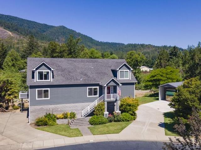 106 Creekview Ln, Rogue River, OR 97537