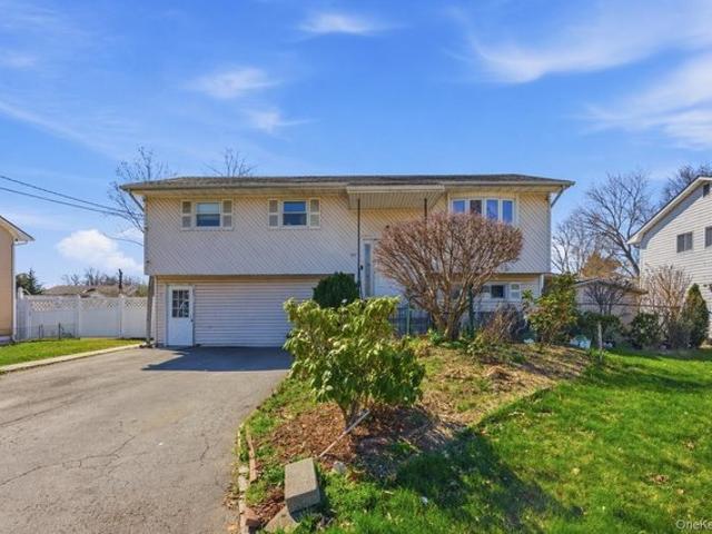 106 Bergold St, Brentwood, NY 11717