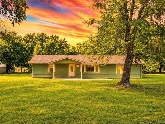 106 E Elk Rd, Whitefield, OK 74472