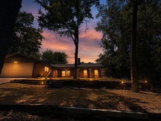 106 E Fairway Dr, Lindale, TX 75701