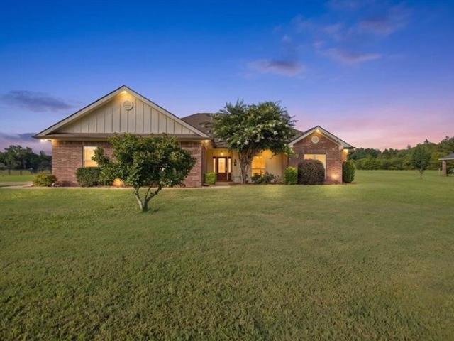 106 E Foxtail Ln, Gilmer, TX 75645