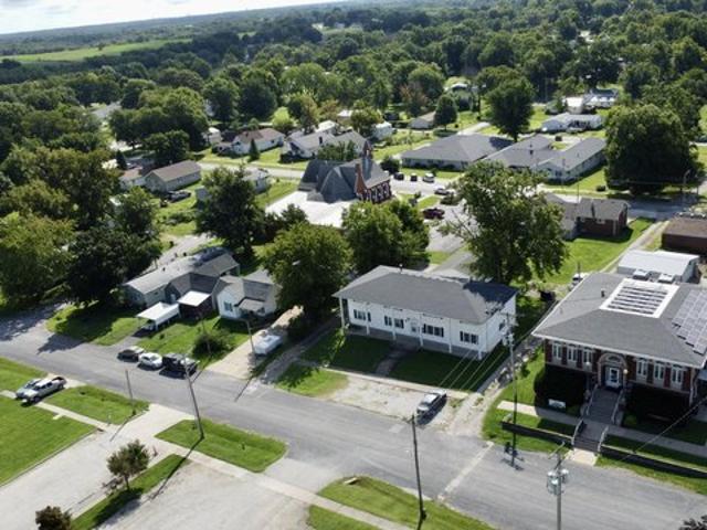 106 E Library St, Huntsville, MO 65259