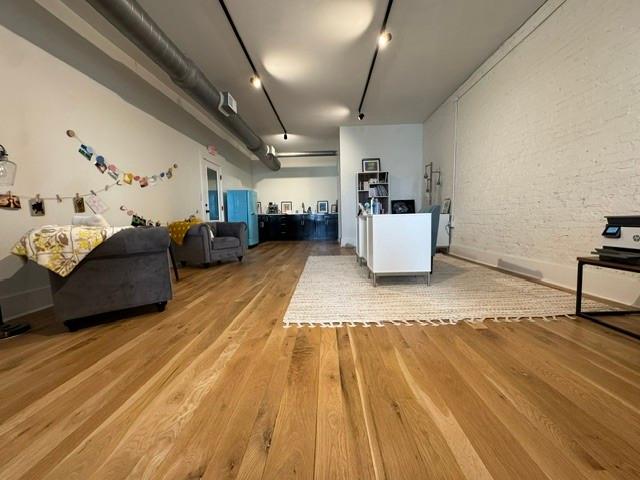 106 E Main St