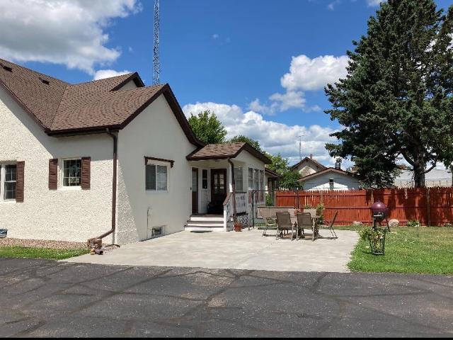 106 Edward Street S