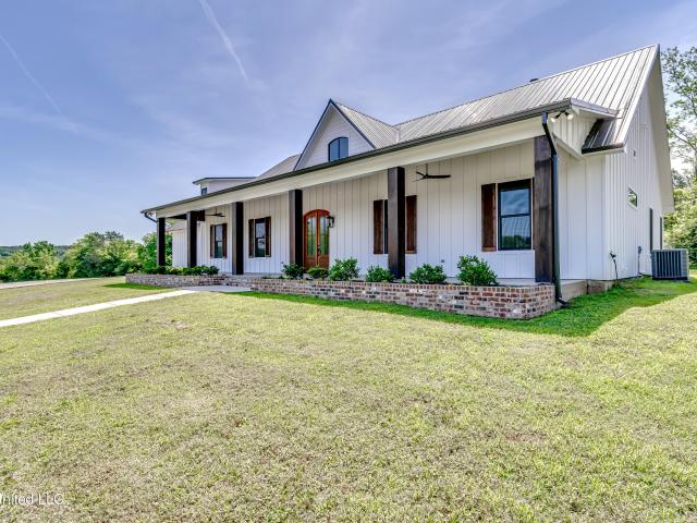 106 Horseshoe Lane