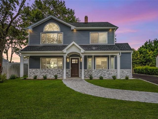 106 Hickory Ln, Levittown, NY 11756