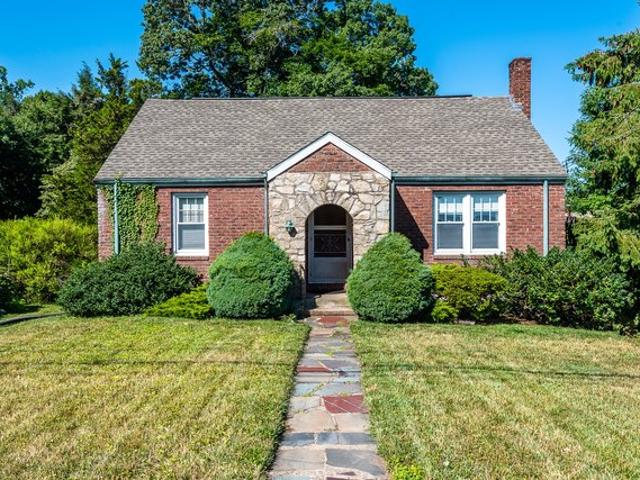 106 Ivy St, Branford, CT 06405