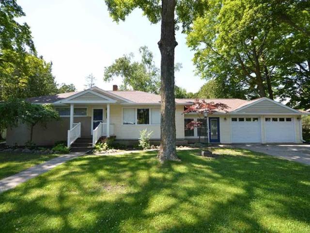 106 Oak St, Charlevoix, MI 49720