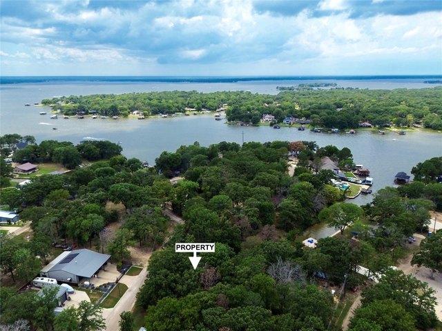 106 Lowe Dr, Mabank, TX 75156