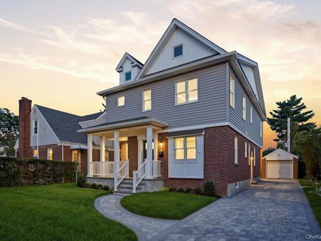 106 Nugent St, New Hyde Park, NY 11040