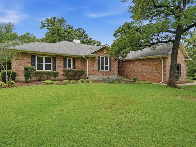 106 Santee Dr, Lake Kiowa, TX 76240