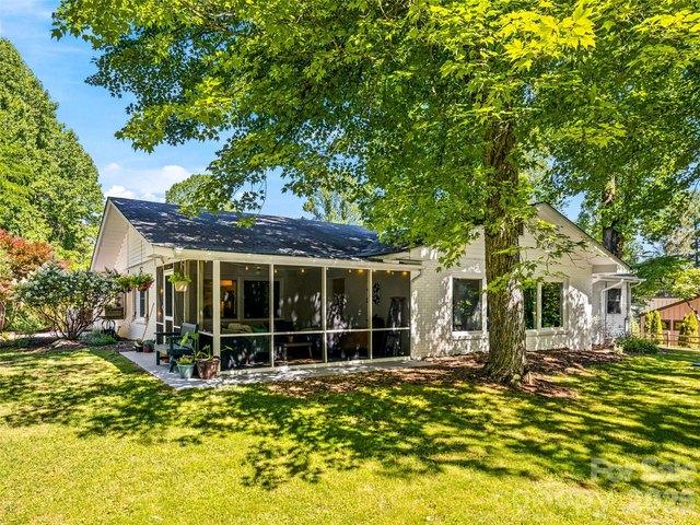106 Skyway Dr, Hendersonville, NC 28739