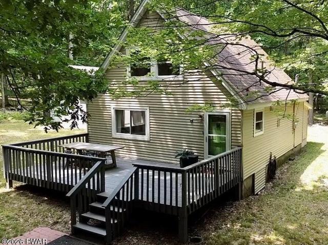 106 Sparrow Ct, Hawley, PA 18428