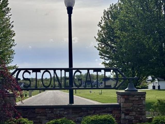 106 Stonegate Dr, Battle Creek, MI 49015