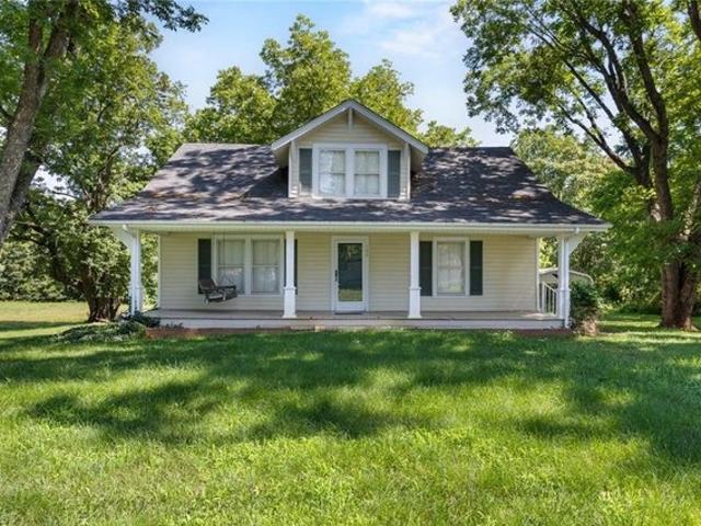 106 Sunset Dr, Boonville, NC 27011