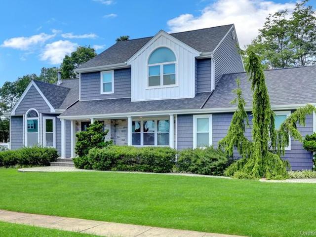 106 Paul Dr, Holbrook, NY 11741