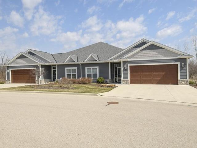 106 Phantom Lake Ct, Mukwonago, WI 53149