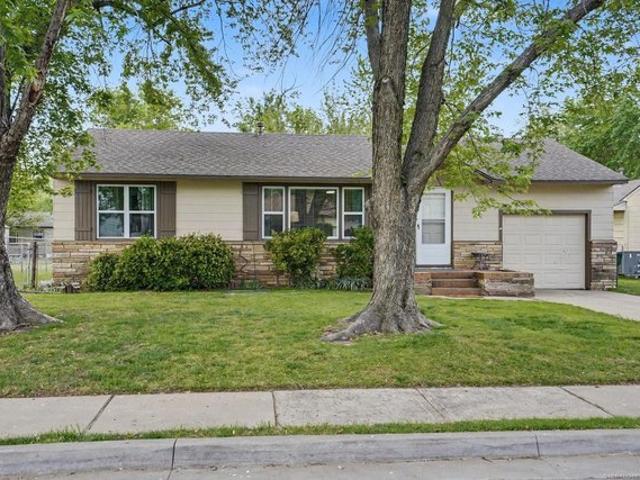 106 W 7th St, Owasso, OK 74055