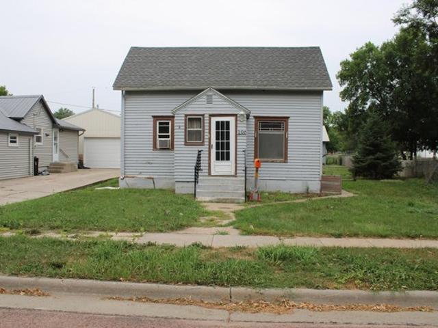 106 W Teek St, Parkston, SD 57366