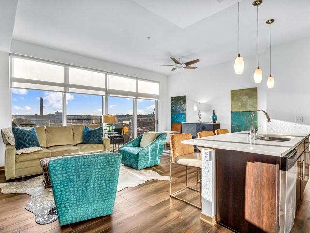 106 W Seeboth St, Unit 823