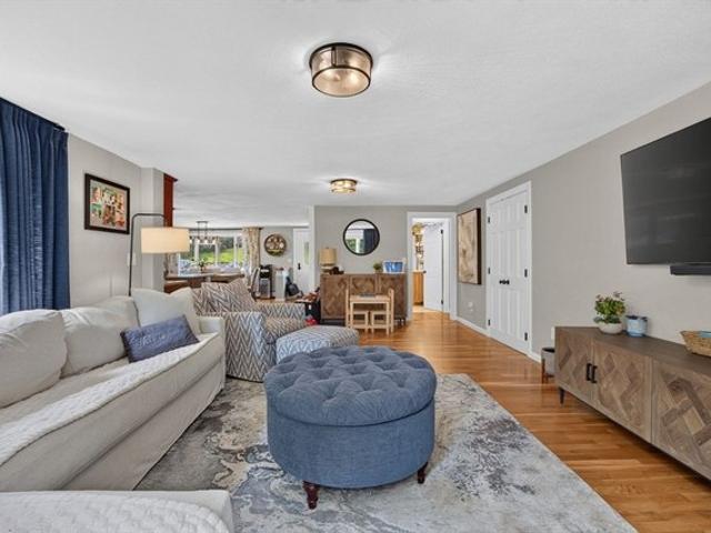 106 Winn St, Burlington, MA 01803