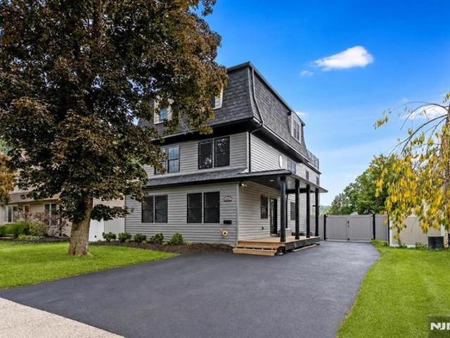 1074 Colfax Ave, Pompton Lakes, NJ 07442