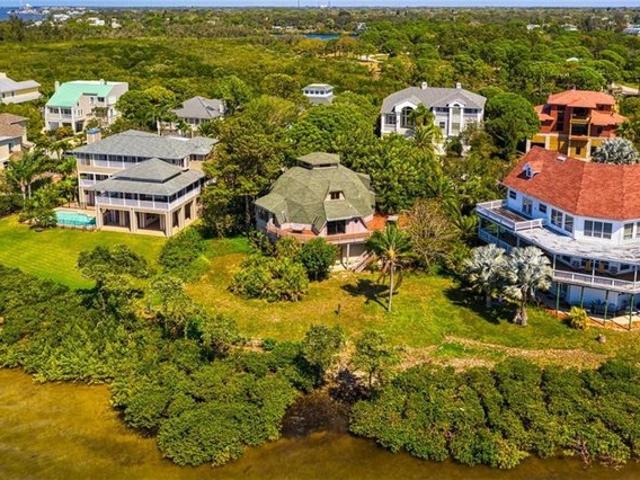 1074 Point Seaside Dr, Crystal Beach, FL 34681