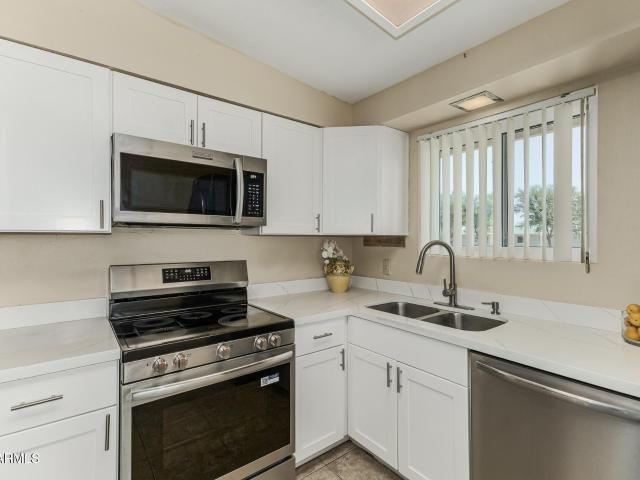 10752 W PEORIA Avenue