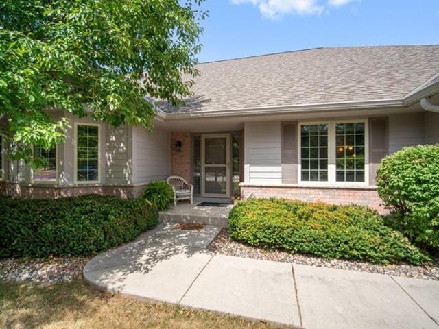 10752 N Oxford Ct, Mequon, WI 53092