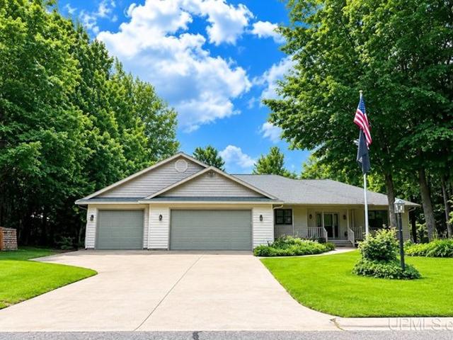 1075 Vistanna Dr, Marquette, MI 49855