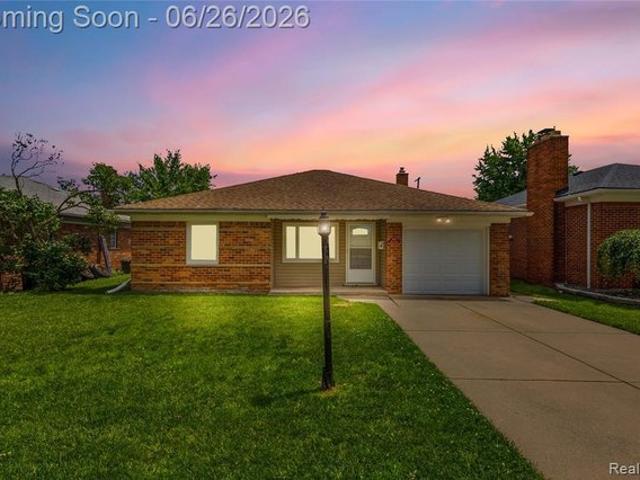 1075 12th St, Wyandotte, MI 48192