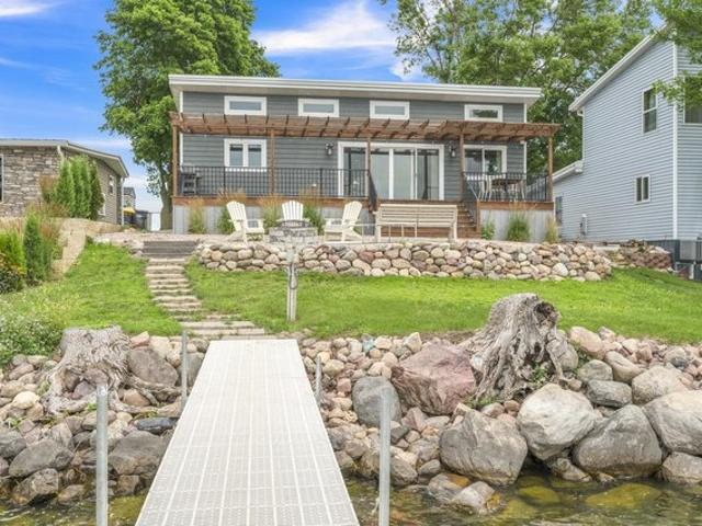 10767 Crowley Ave, Spirit Lake, IA 51360