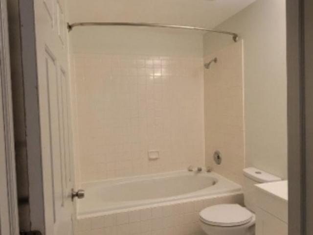 1076 Oakcroft Ln