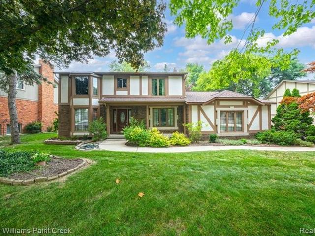 1077 Maple Leaf Dr, Rochester Hills, MI 48309