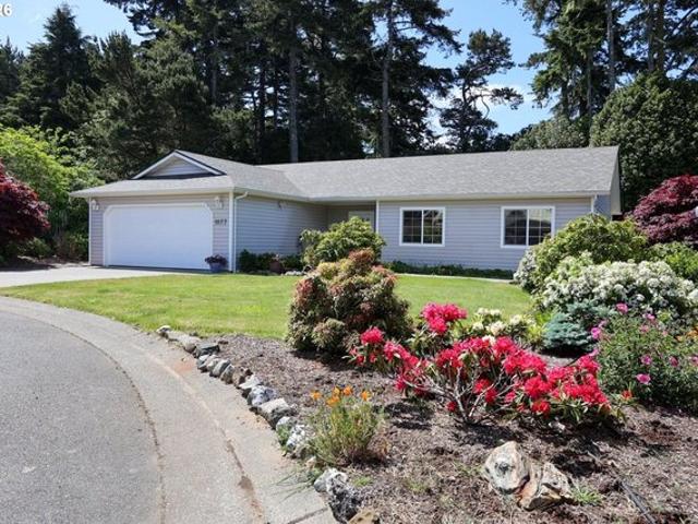 1077 Pirates Ct, Coos Bay, OR 97420