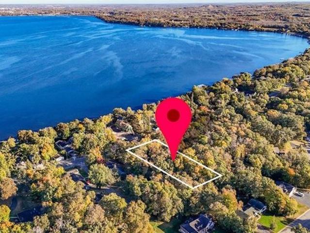 1077 S Shore Dr, Detroit Lakes, MN 56501