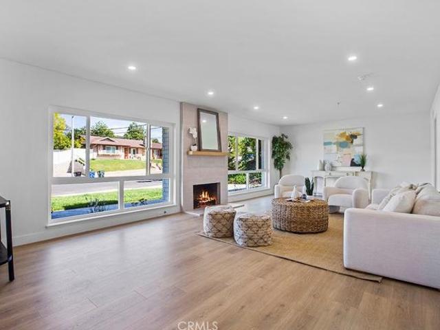 1077 Warwick Ave, Thousand Oaks, CA 91360