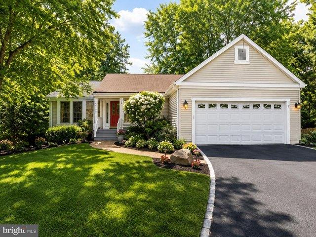 10799 Adare Dr, Fairfax, VA 22032