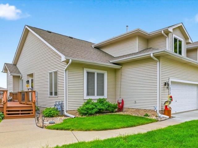 1070 Waters Edge Ct, Carter Lake, IA 51510