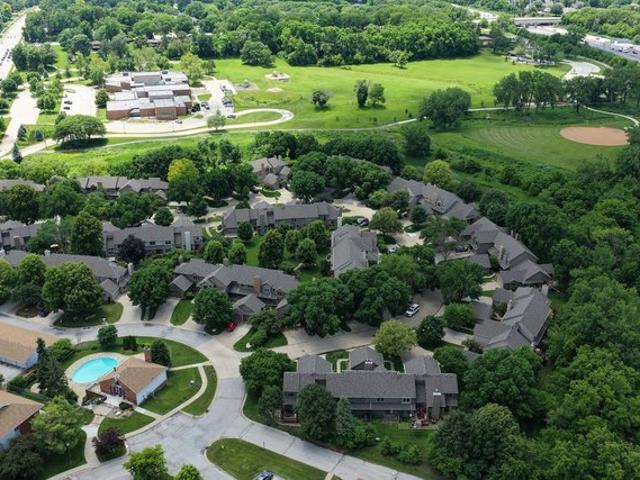 1070 50th St Unit 12A, West Des Moines, IA 50266