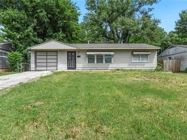 10719 Cambridge Ave, Kansas City, MO 64134