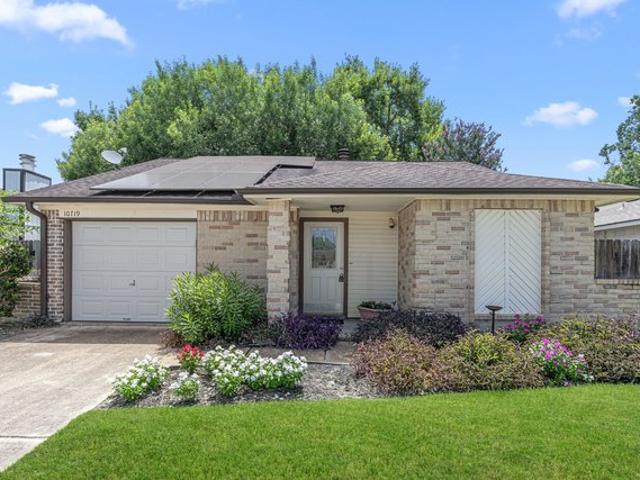 10719 Lakewood Oaks Dr, Sugar Land, TX 77498