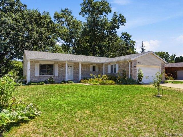 1071 Meadowlark Dr, Waterford Township, MI 48327