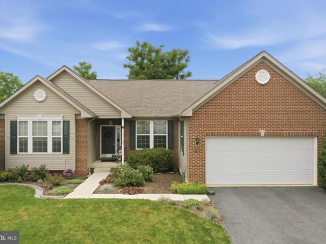 1071 Crestwood Dr, Chambersburg, PA 17202