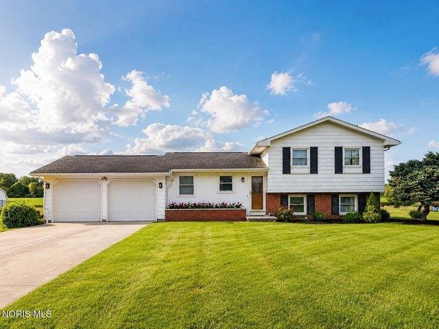 10721 Crestview Dr, Fostoria, OH 44830