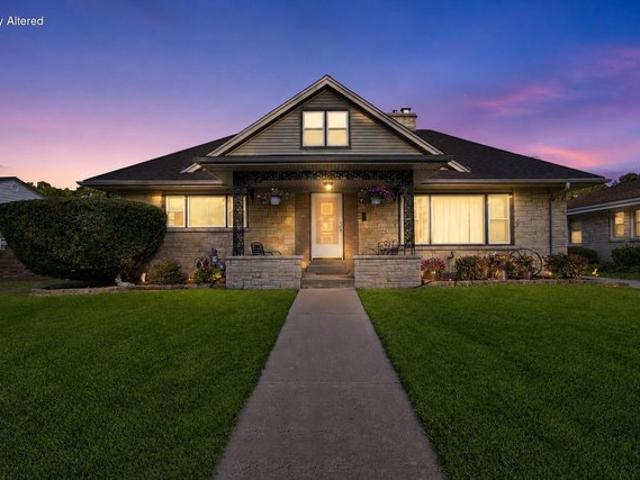 10727 W Grantosa Dr, Wauwatosa, WI 53222